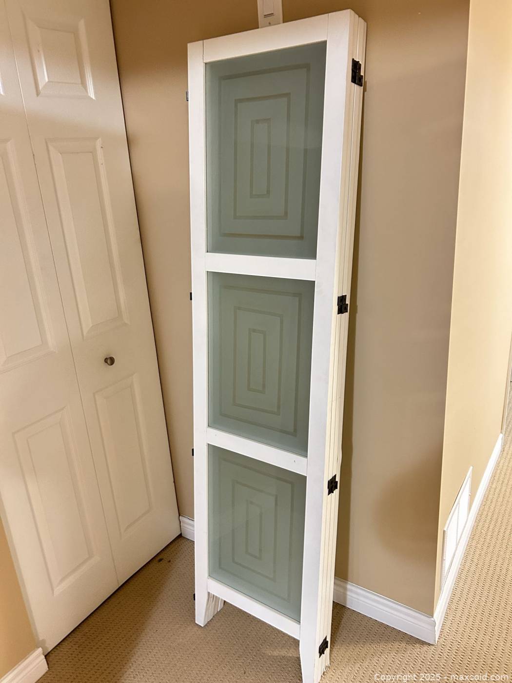 Set of two white three-panel glass folding screens | Maxsold