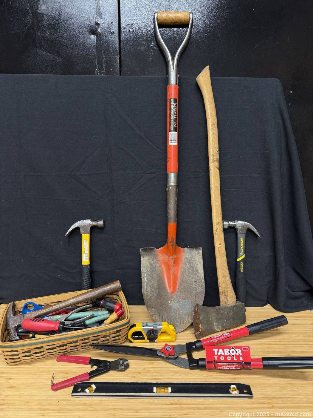 Shovel, axe, hammers, hedge shears, hand tools | Maxsold