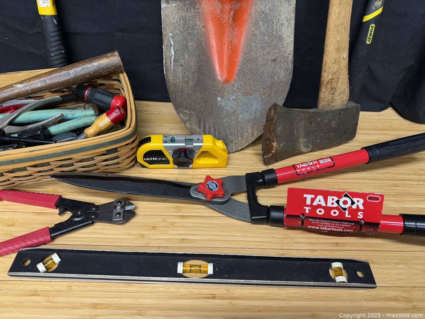 Shovel, axe, hammers, hedge shears, hand tools | Maxsold