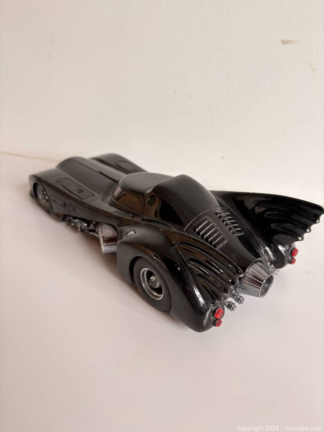 Hot Wheels 1:18 Batmobile Die-Cast Model | Maxsold
