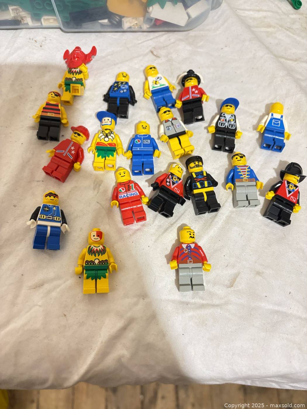 Mixed LEGO bricks lot with minifigures | Maxsold