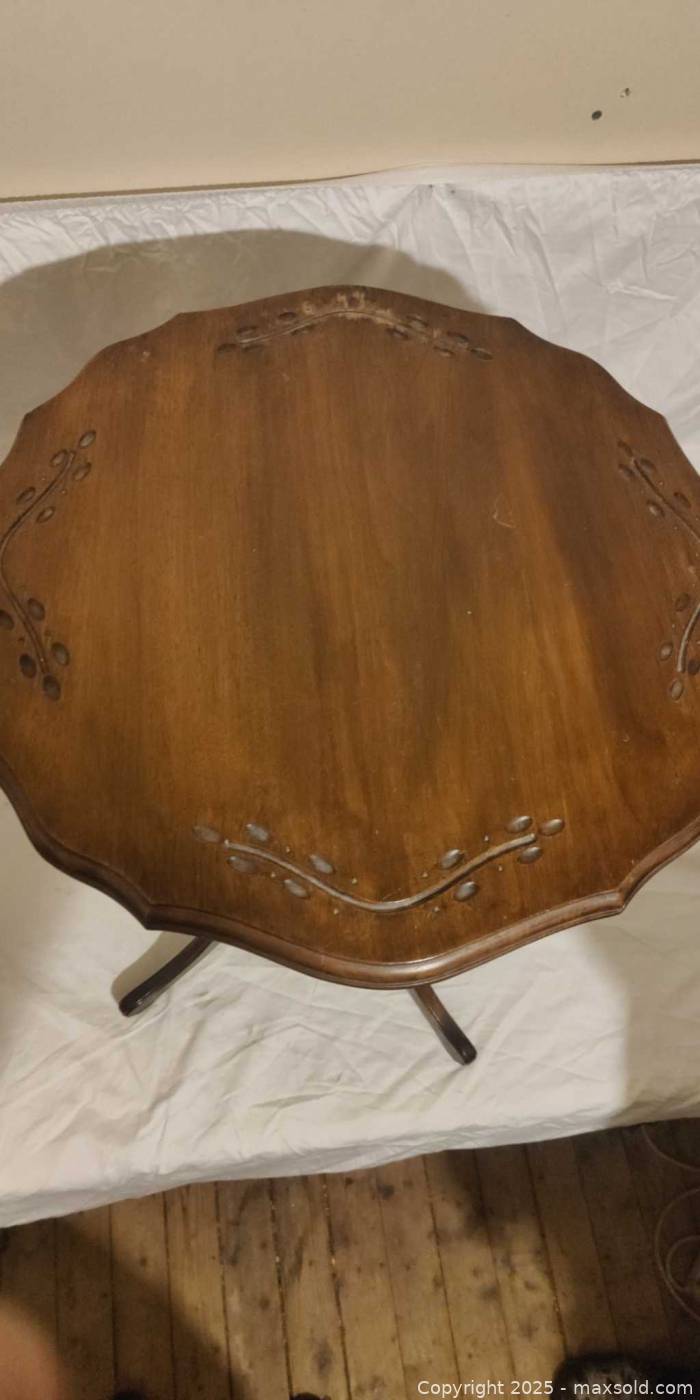 Round solid hardwood pedestal side table | Maxsold