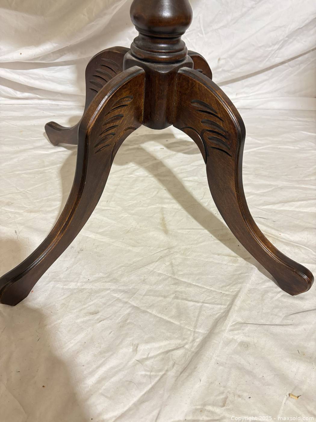 Round solid hardwood pedestal side table | Maxsold