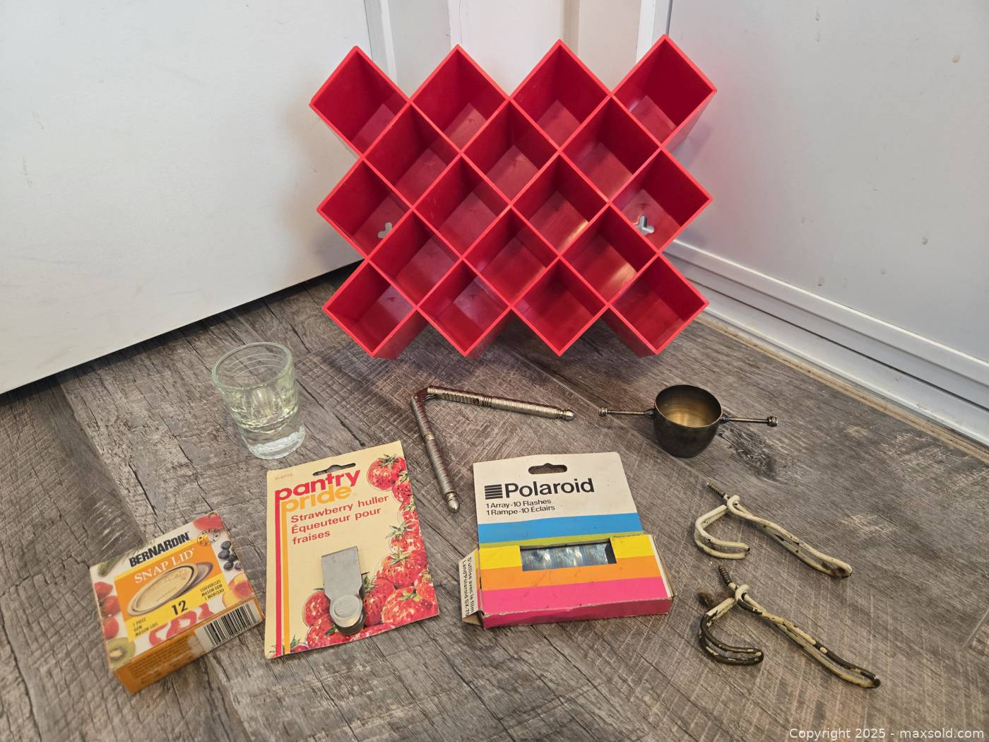 Vintage spice racks, flashbulbs, hooks & misc | Maxsold