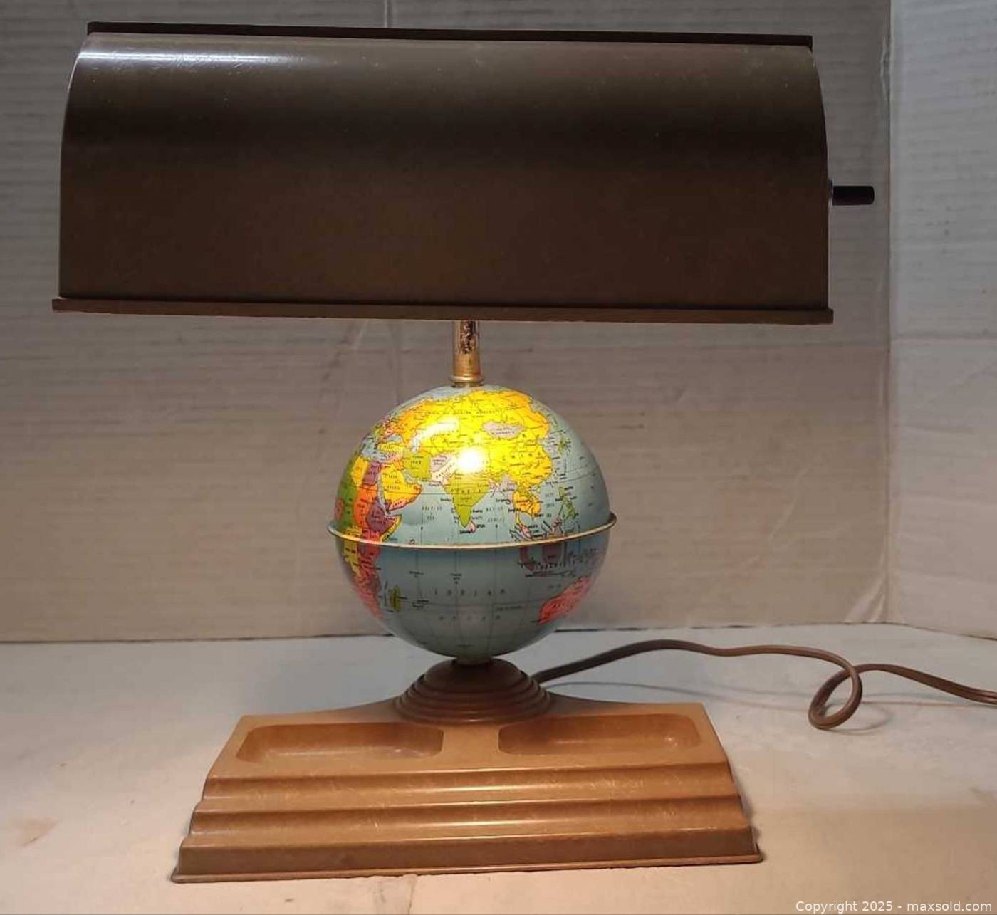 Tesung Laboratories globe desk lamp | Maxsold