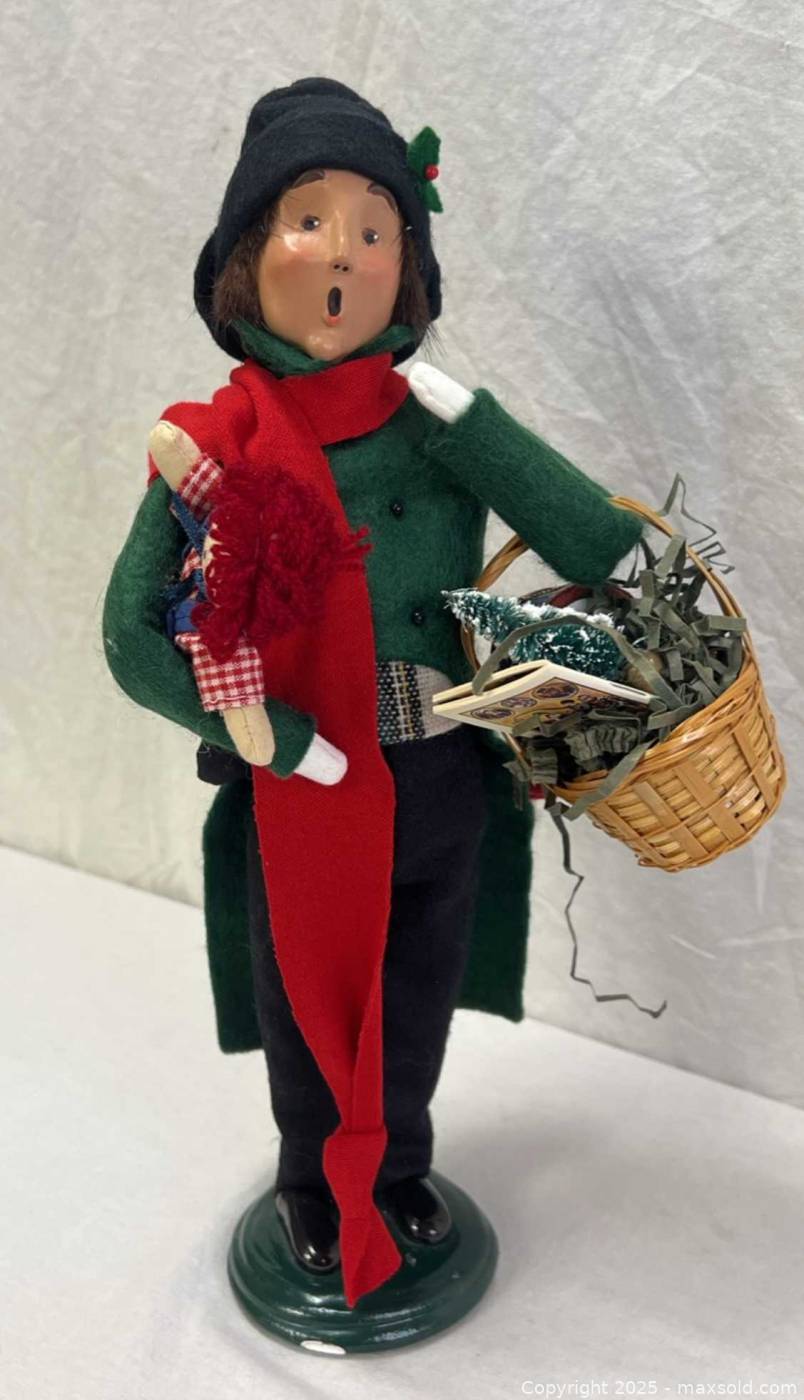 1999 Byers’ Choice Traditional Shopper Caroler Figurine | Maxsold
