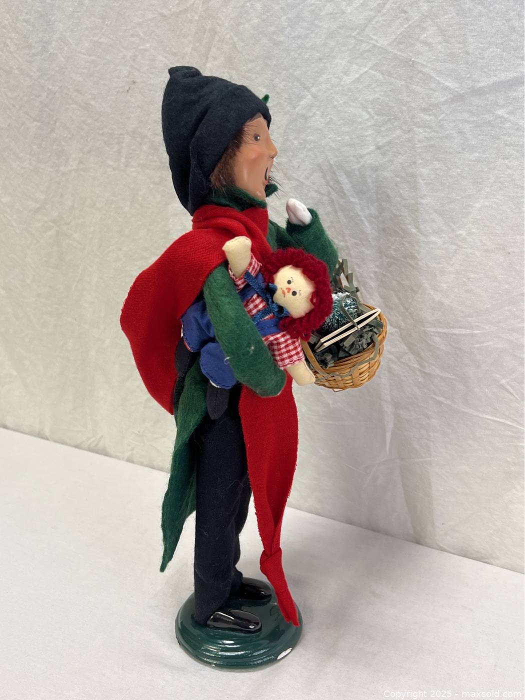 1999 Byers’ Choice Traditional Shopper Caroler Figurine | Maxsold