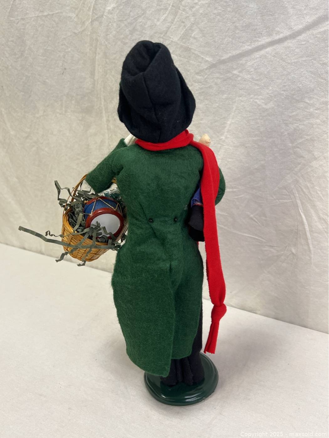 1999 Byers’ Choice Traditional Shopper Caroler Figurine | Maxsold