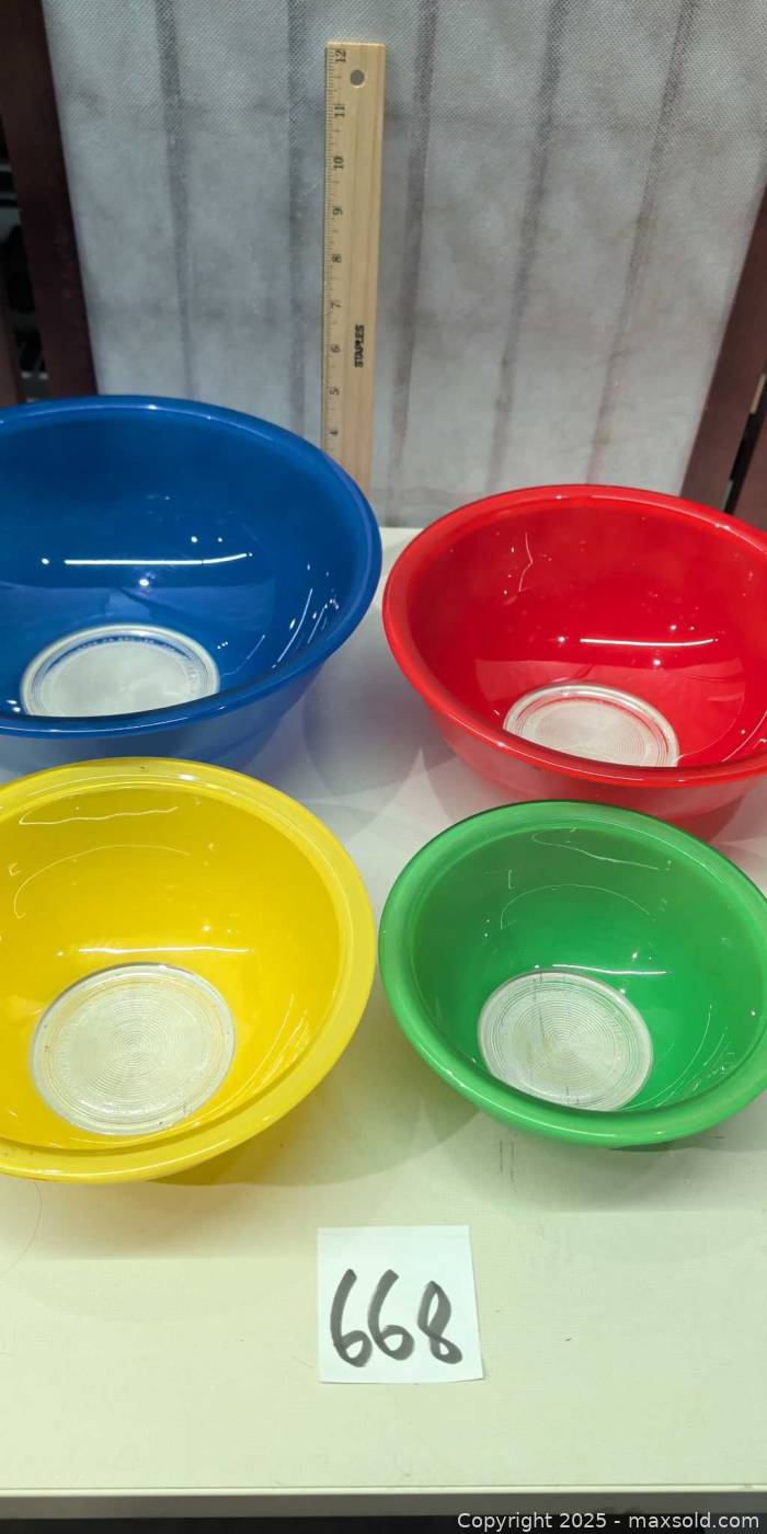 Pyrex Corning 4-Piece Primary Colors Glass Mixing Bowls | Maxsold