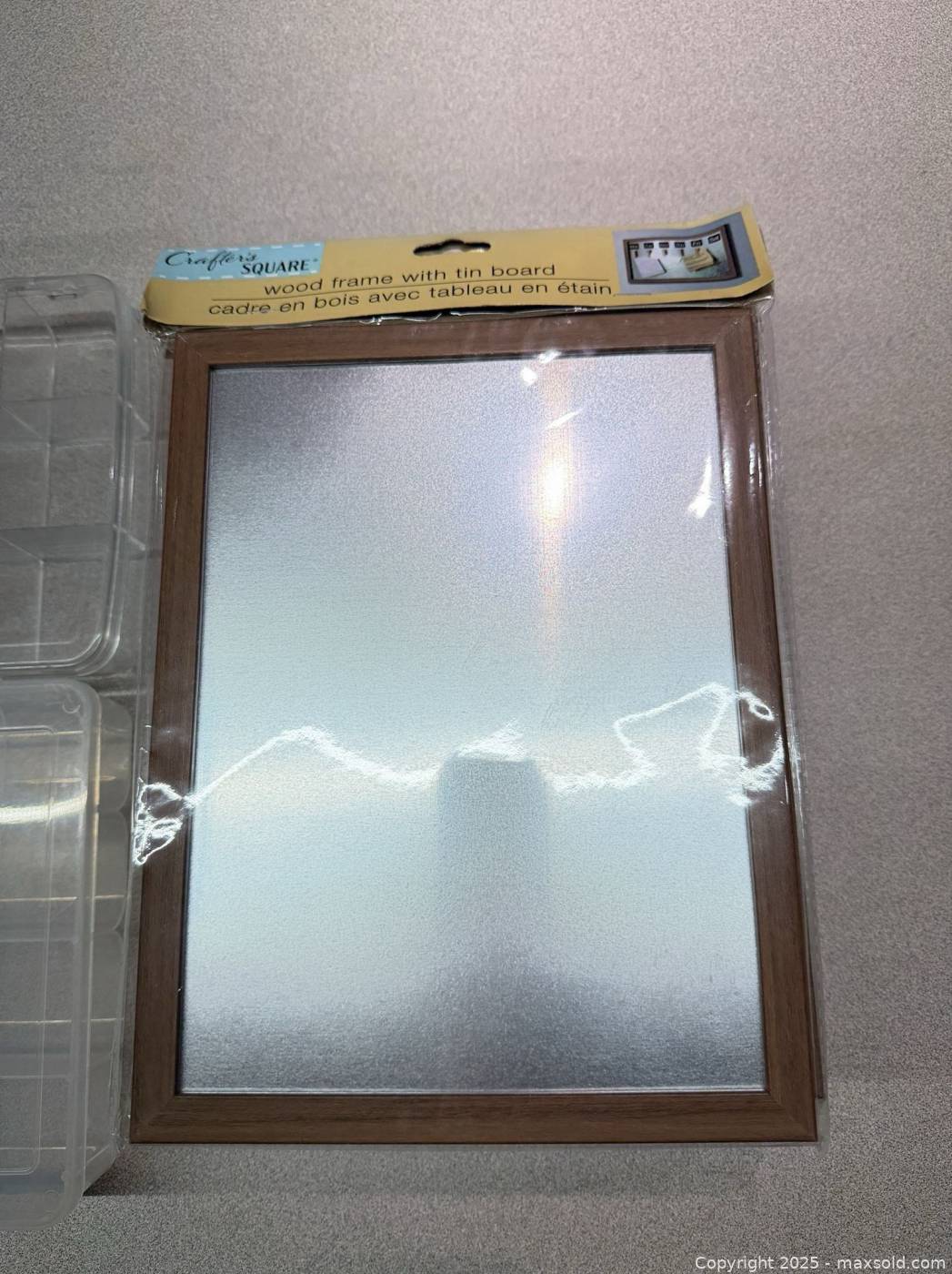 10 wood‐framed tin boards with 2 clear organisers | Maxsold