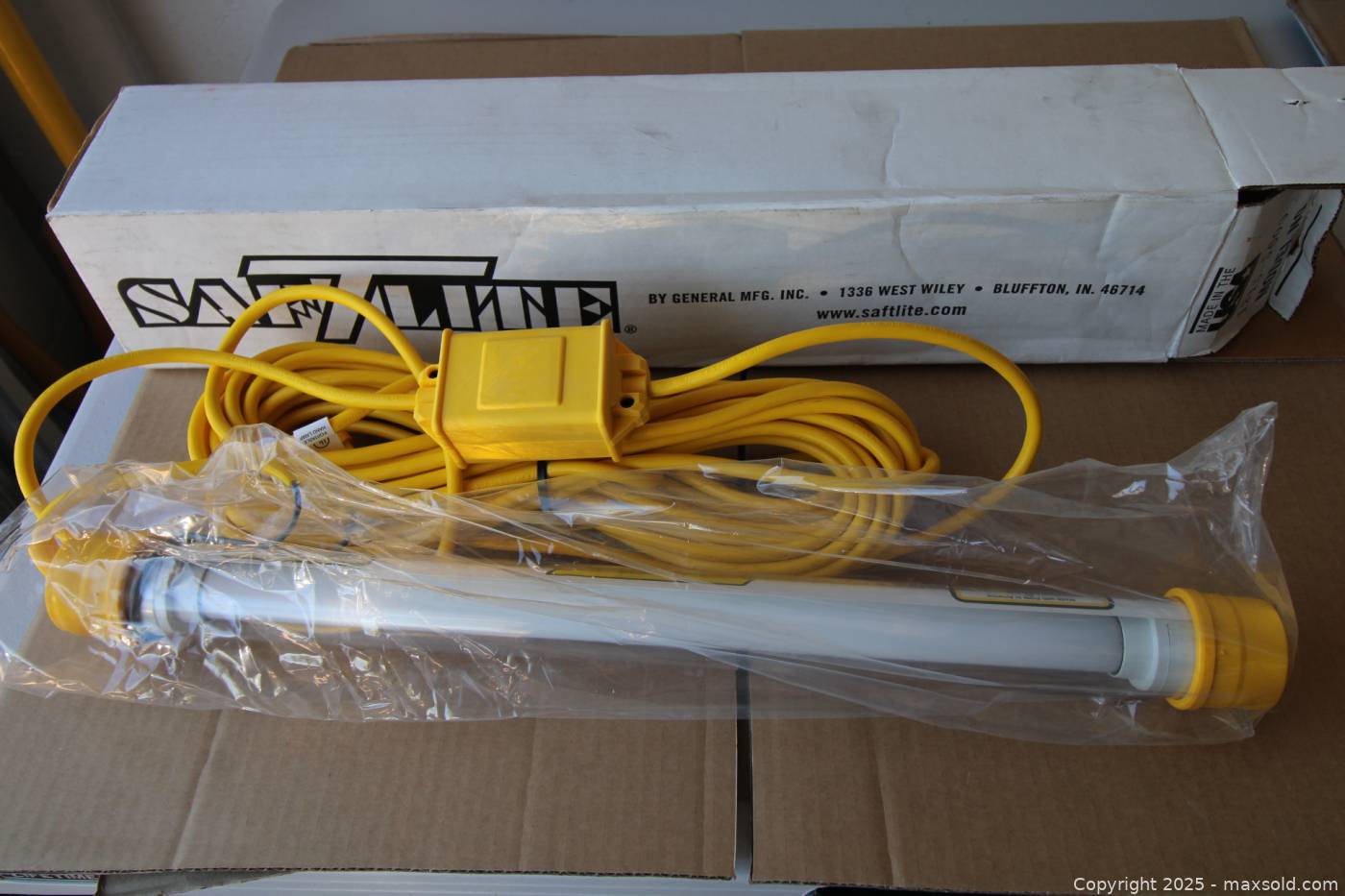 Saf-T-Lite fluorescent work light | Maxsold