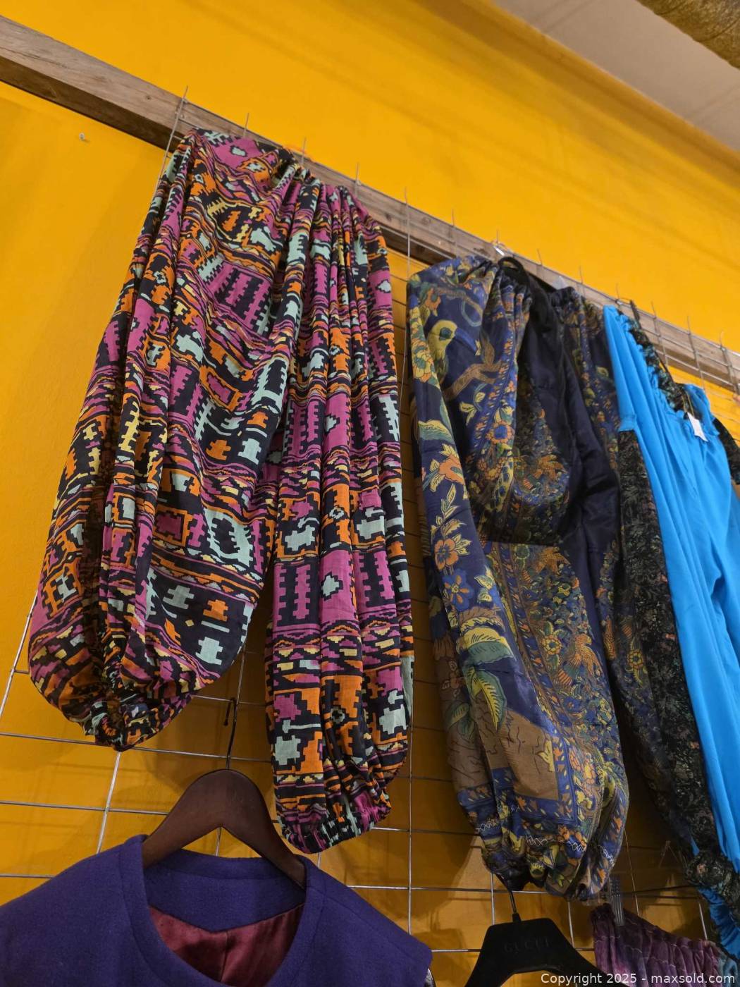 Handmade clothing collection M–L | Maxsold