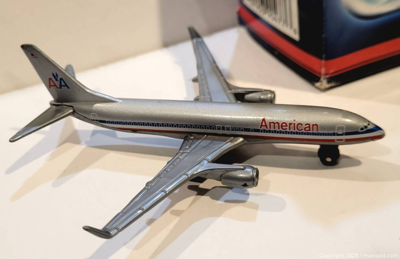 Diecast airplane and helicopter models | Maxsold
