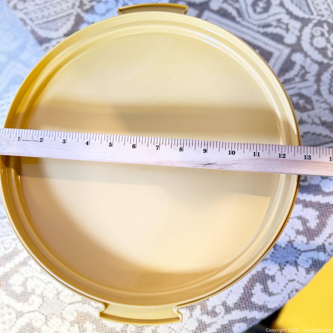 Tupperware cake keeper and Sistema containers | Maxsold