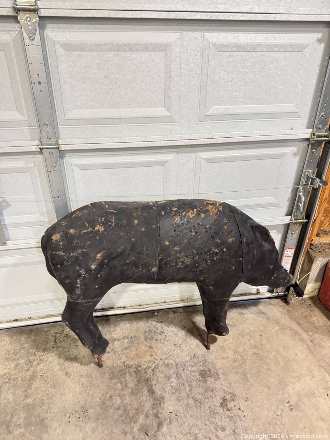 1980s wild boar life-size decoy | Maxsold