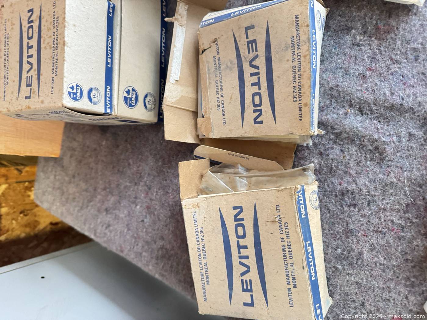 Leviton electrical receptacles, plates and porcelain lamp holders | Maxsold