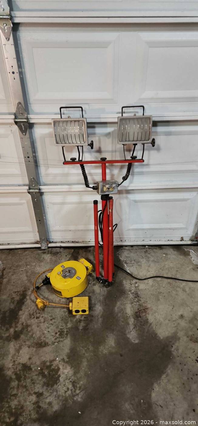 Portable twin‐head work light with retractable cord reel | Maxsold