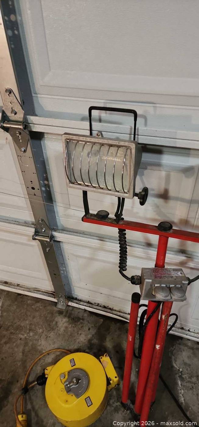 Portable twin‐head work light with retractable cord reel | Maxsold