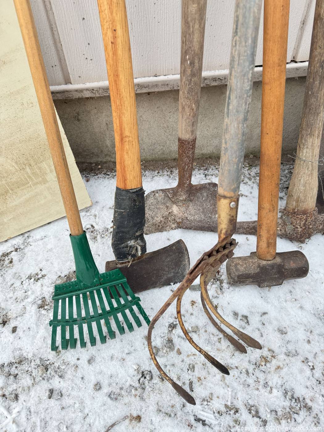 Sledge hammers, pickaxe, axe, shovel and garden tools | Maxsold