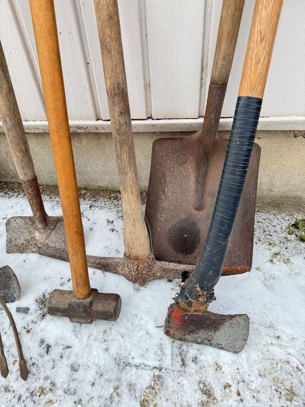 Sledge hammers, pickaxe, axe, shovel and garden tools | Maxsold