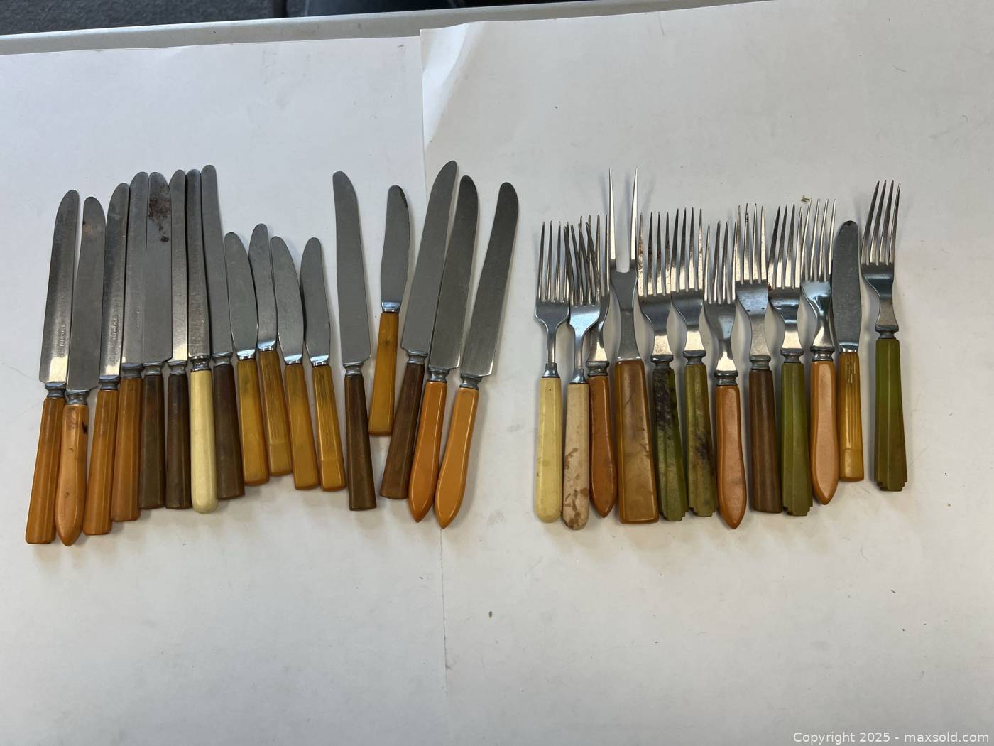 Vintage Bakelite-handle flatware set | Maxsold