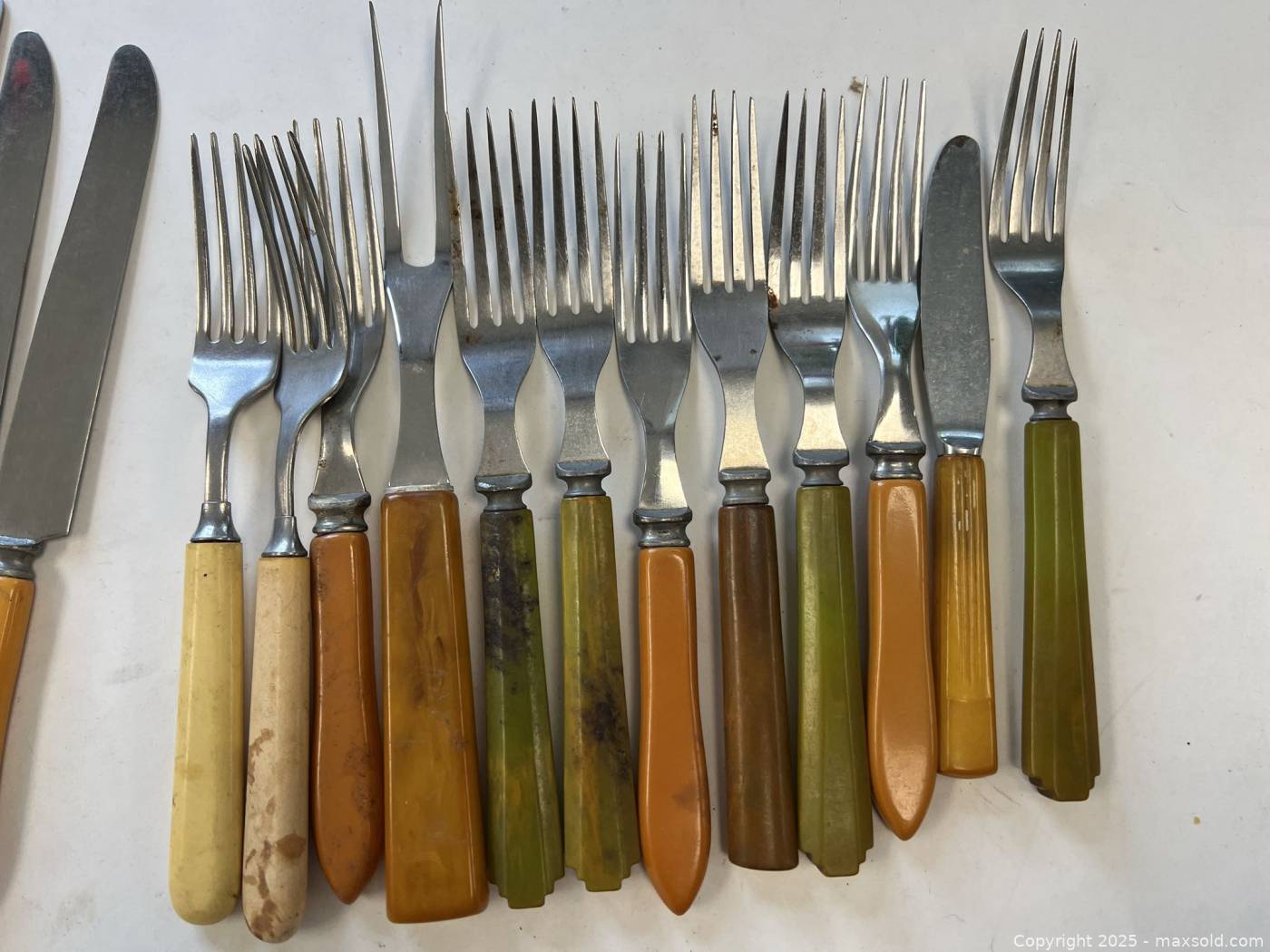 Vintage Bakelite-handle flatware set | Maxsold