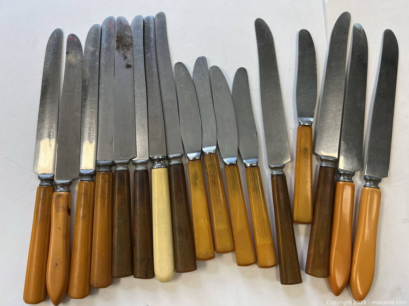 Vintage Bakelite-handle flatware set | Maxsold