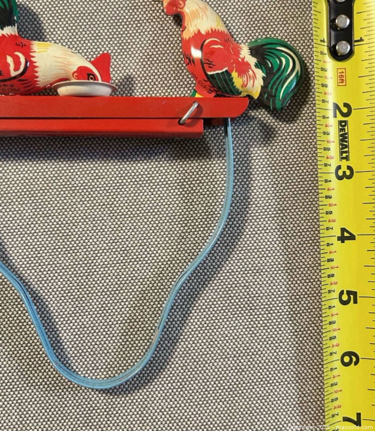 Assorted small toys and novelty items | Maxsold