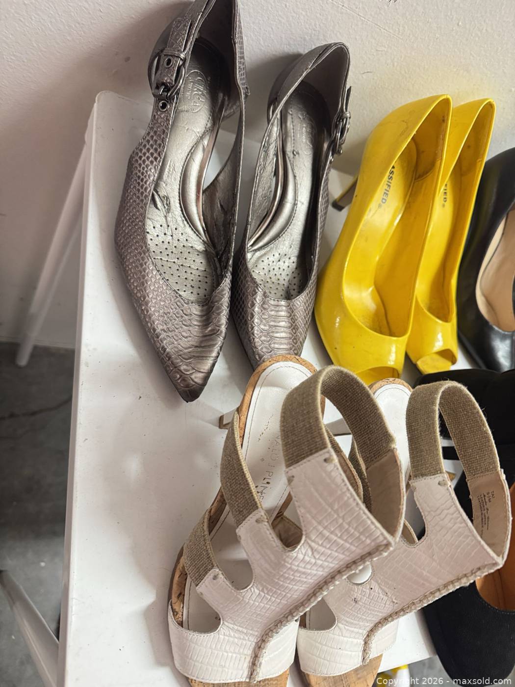 Five pairs designer women’s heels sizes 6-8 | Maxsold
