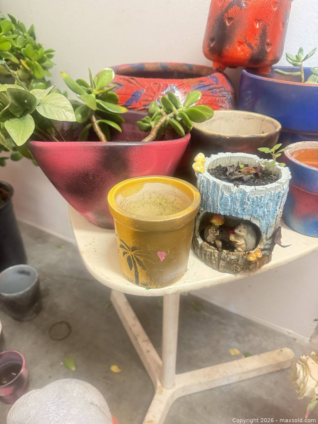 8 ceramic flower pots and cement pig | Maxsold