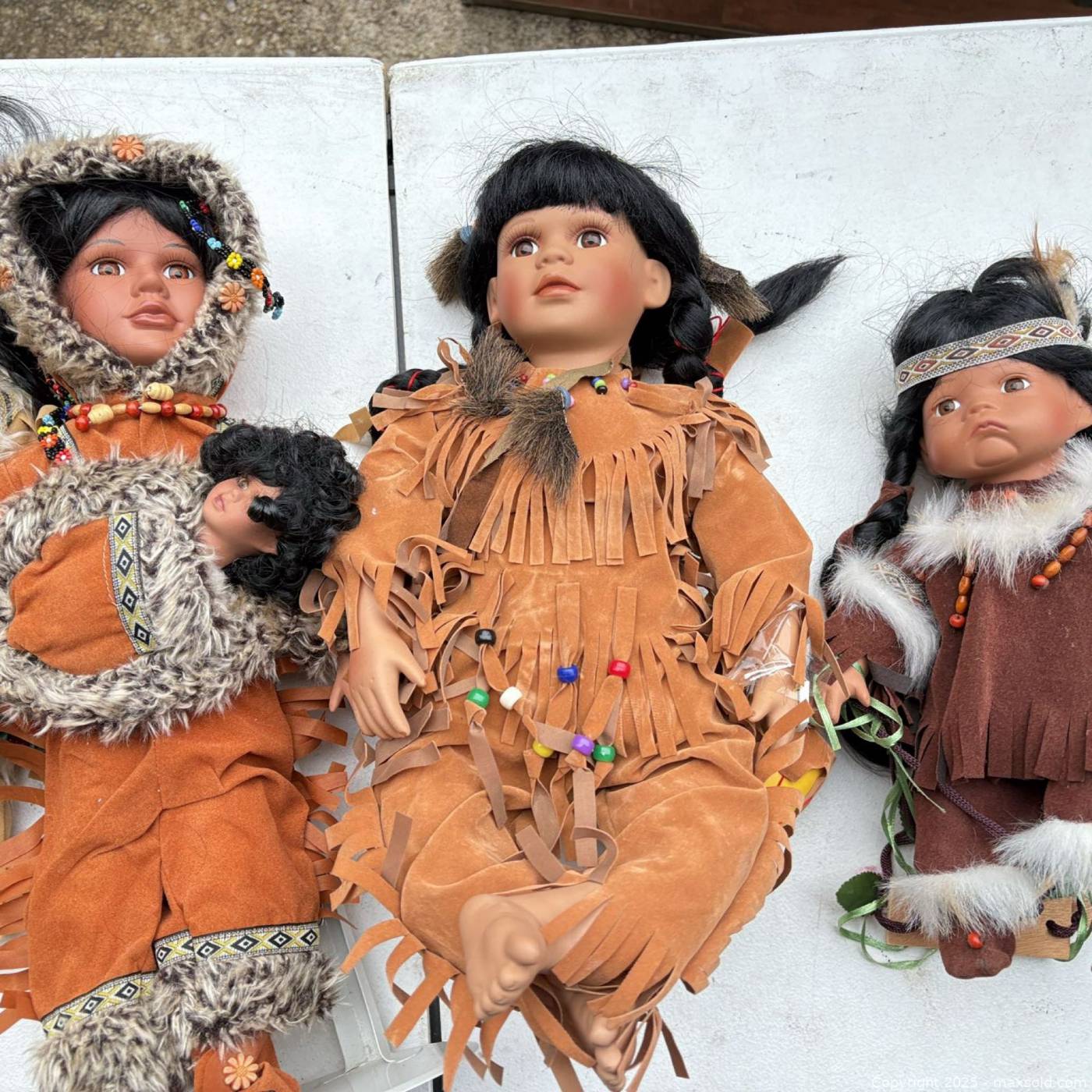 Six porcelain Indigenous-style decorative dolls | Maxsold