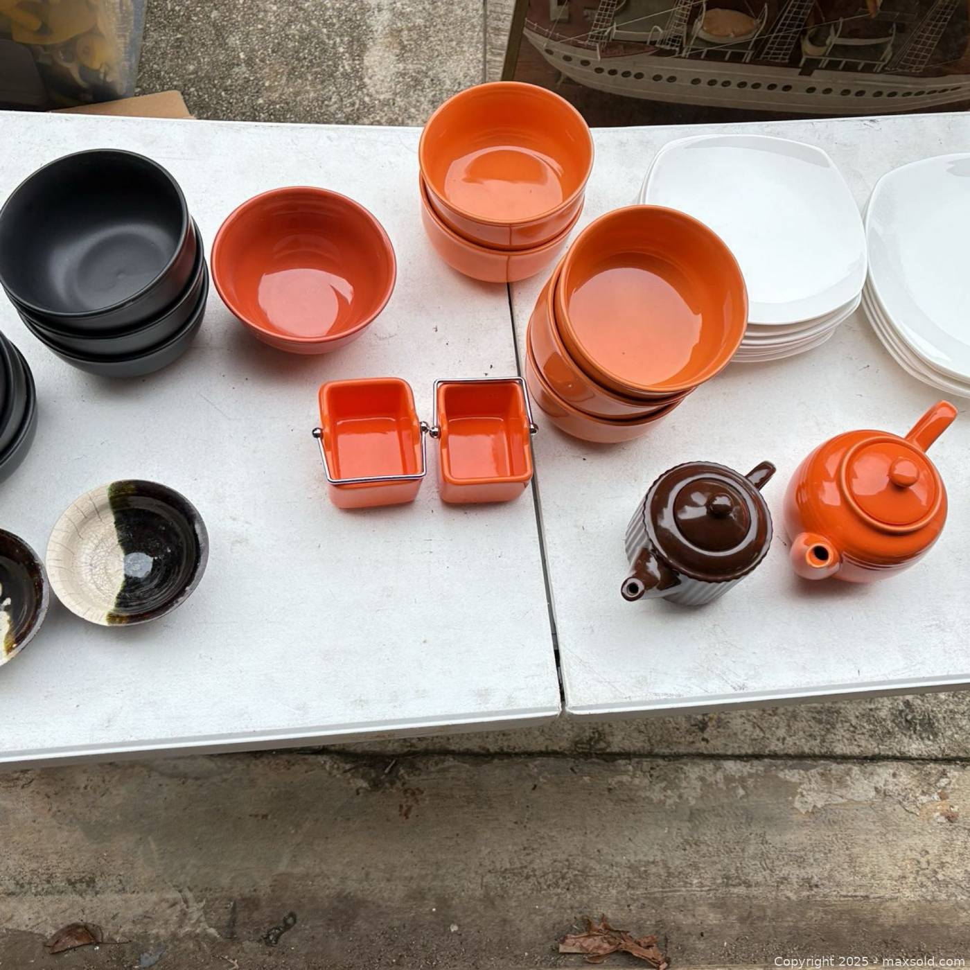 Modern kitchenware assortment | Maxsold