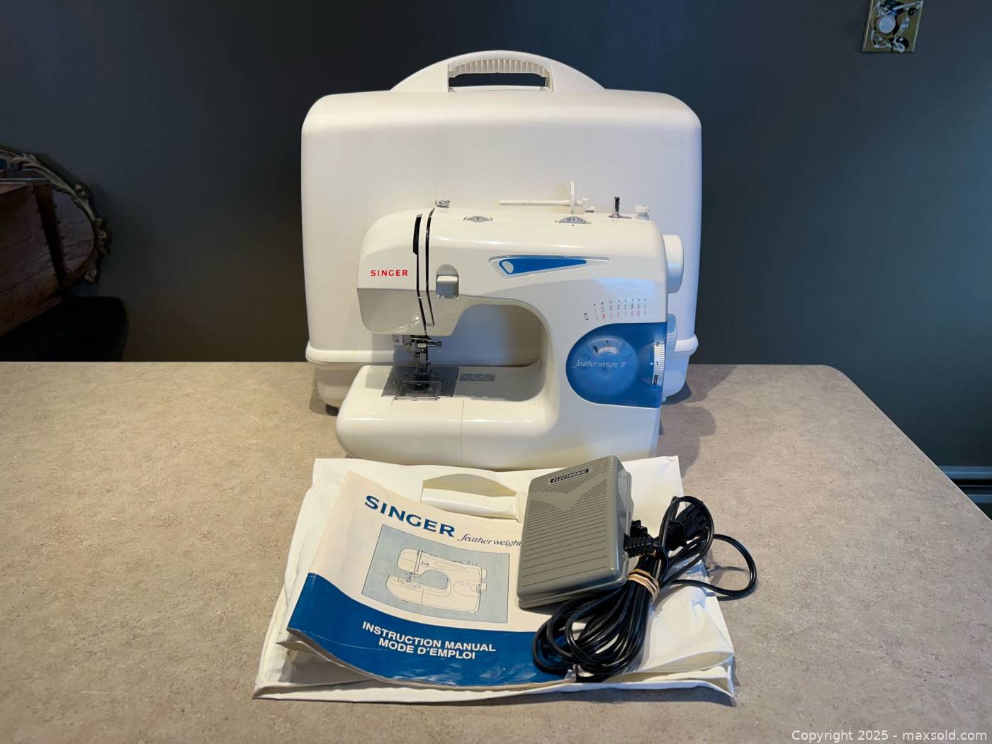 Singer Featherweight II Model 117 sewing machine | Maxsold