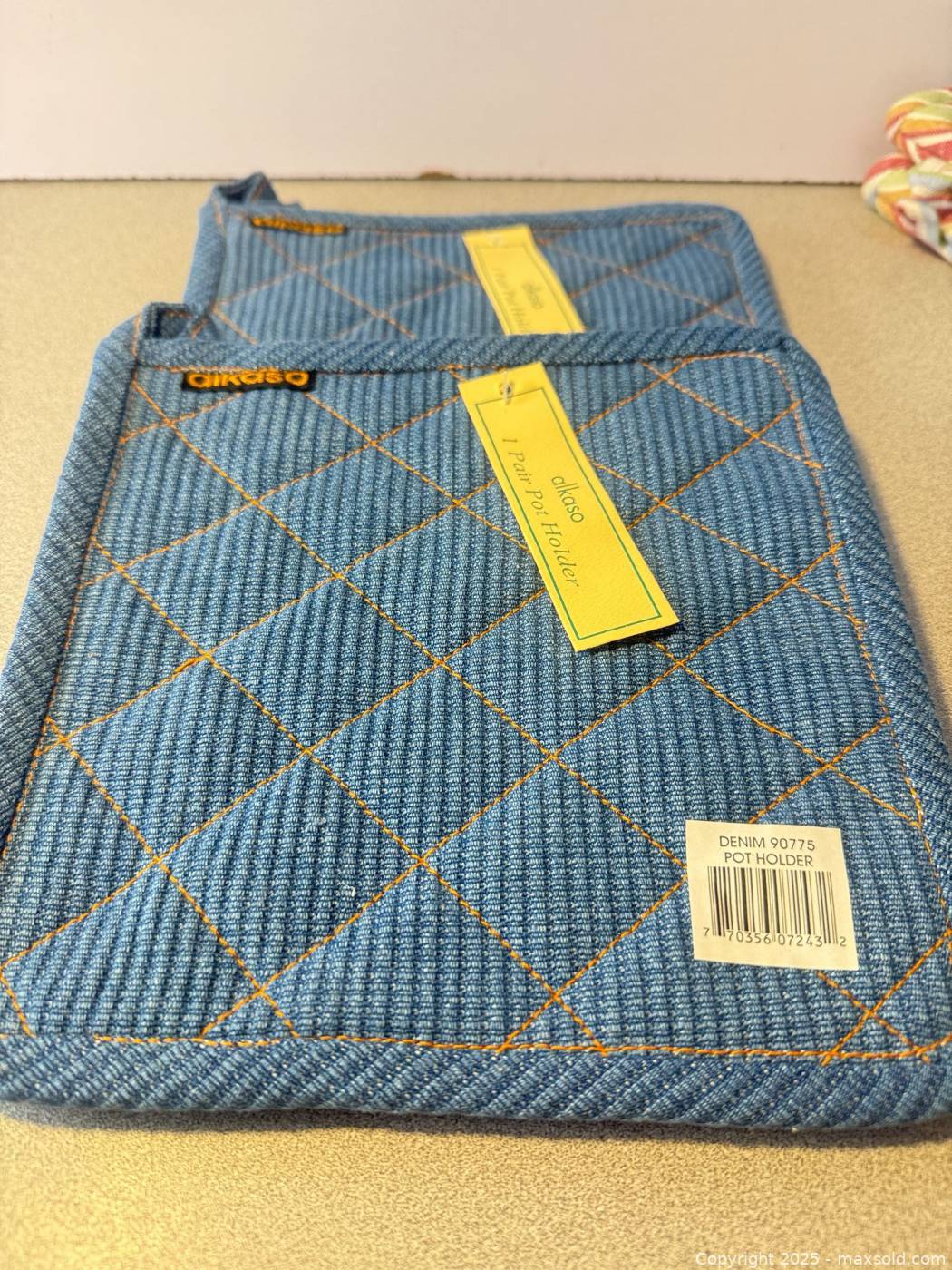 Akaso pot holders and oven mitt sets | Maxsold