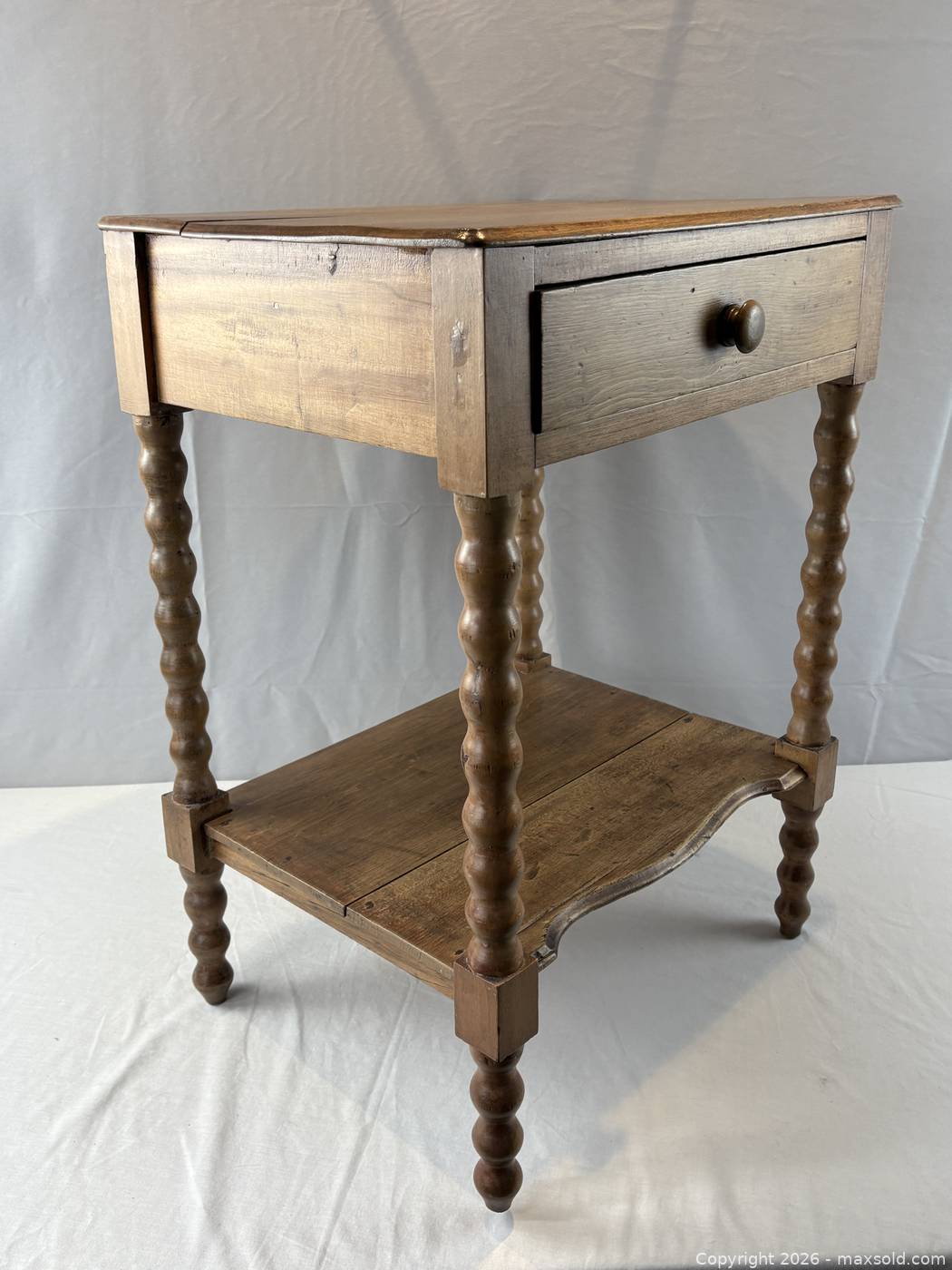 Early American 2-Tier Side Accent Table | Maxsold