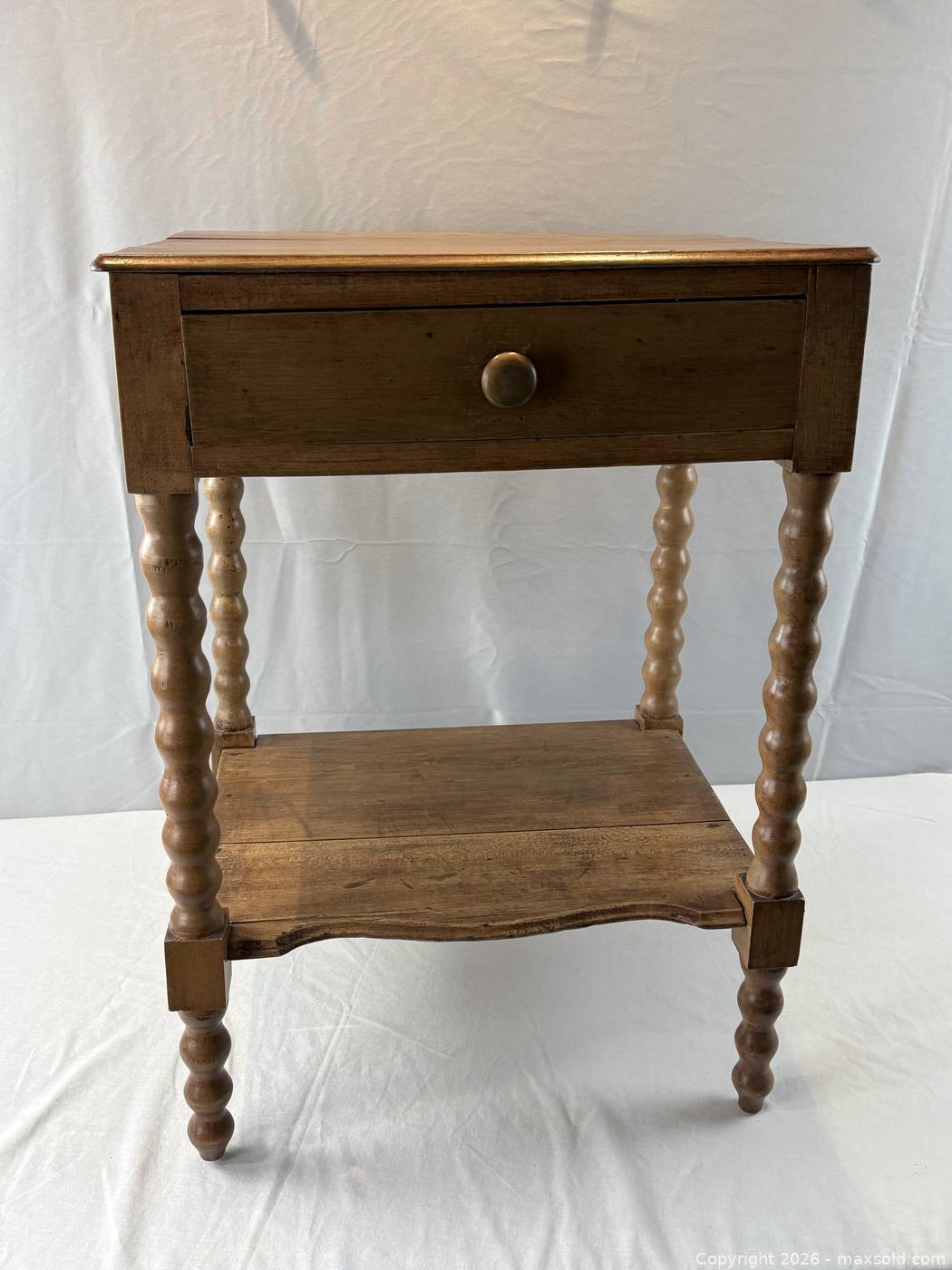 Early American 2-Tier Side Accent Table | Maxsold