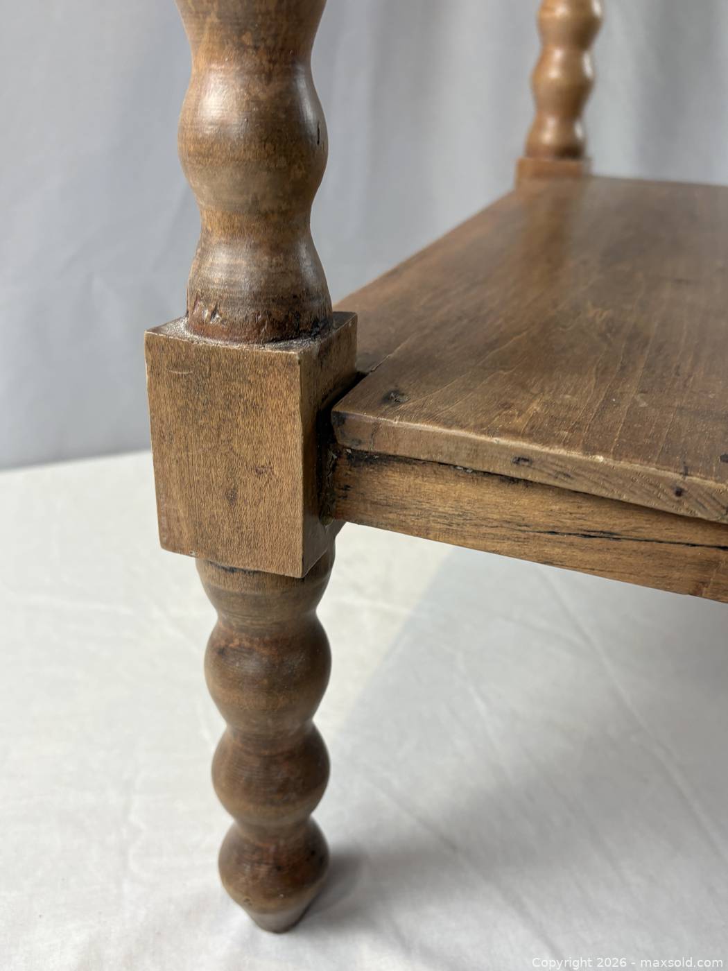 Early American 2-Tier Side Accent Table | Maxsold