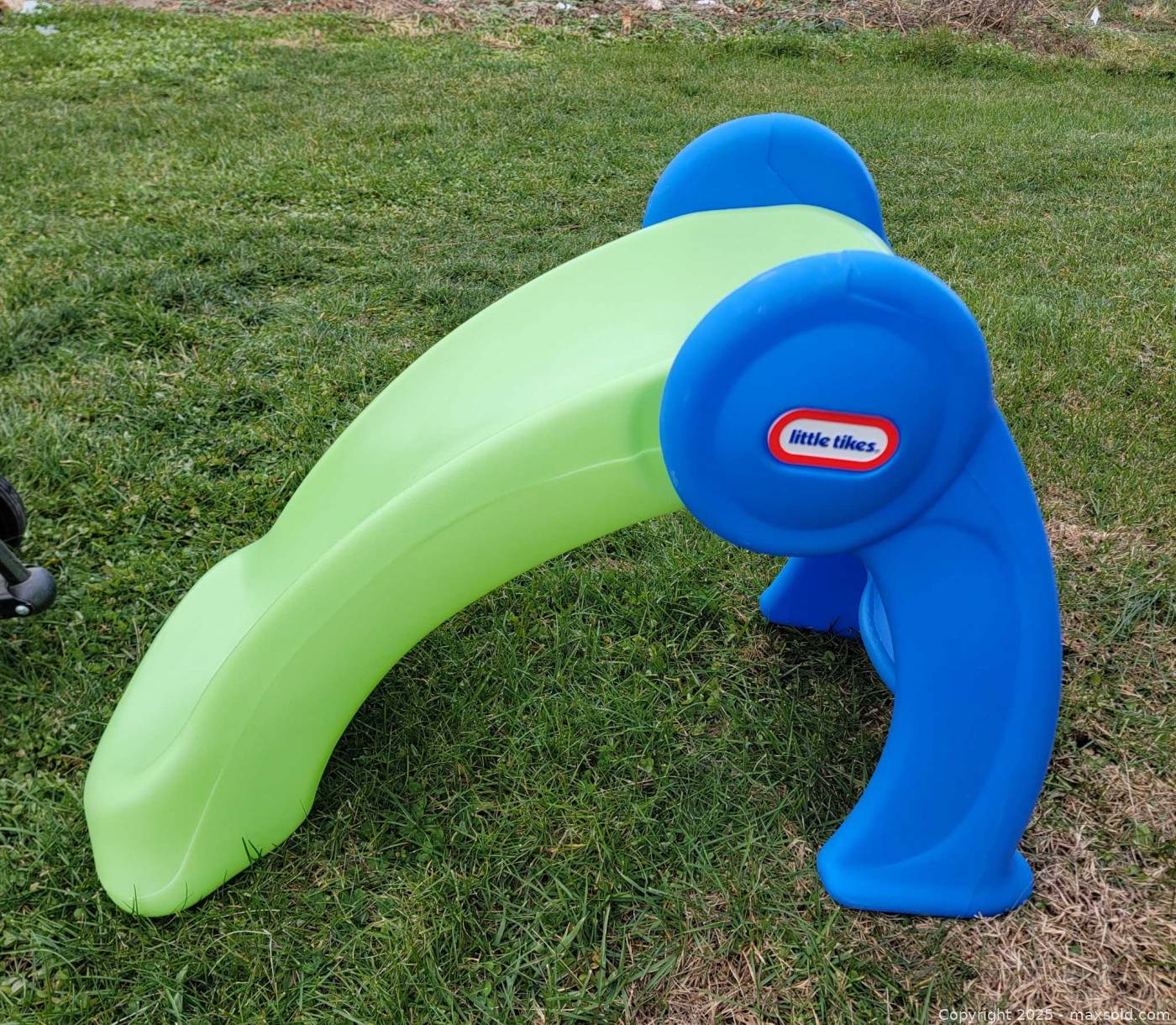 Little Tikes toddler slide and Radio Flyer wagon | Maxsold