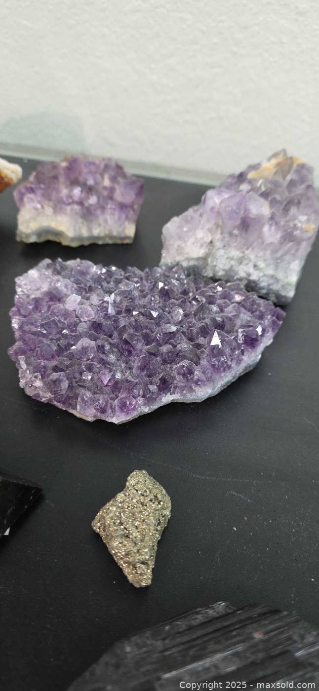 Mix of 12 crystals and mineral stones | Maxsold