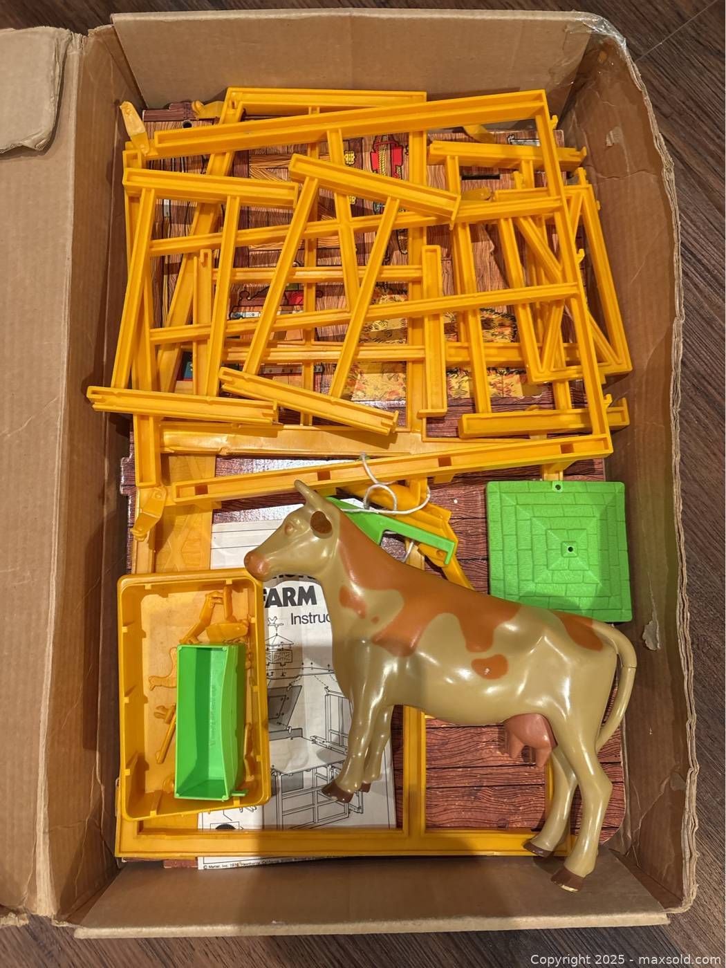 Sunshine Family Farm playset with box | Maxsold