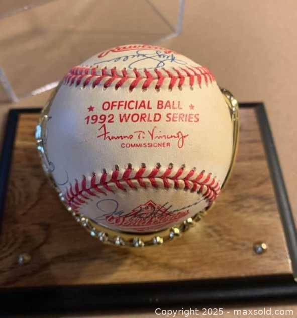 Rawlings 1992 World Series autographed baseball with display case and ...
