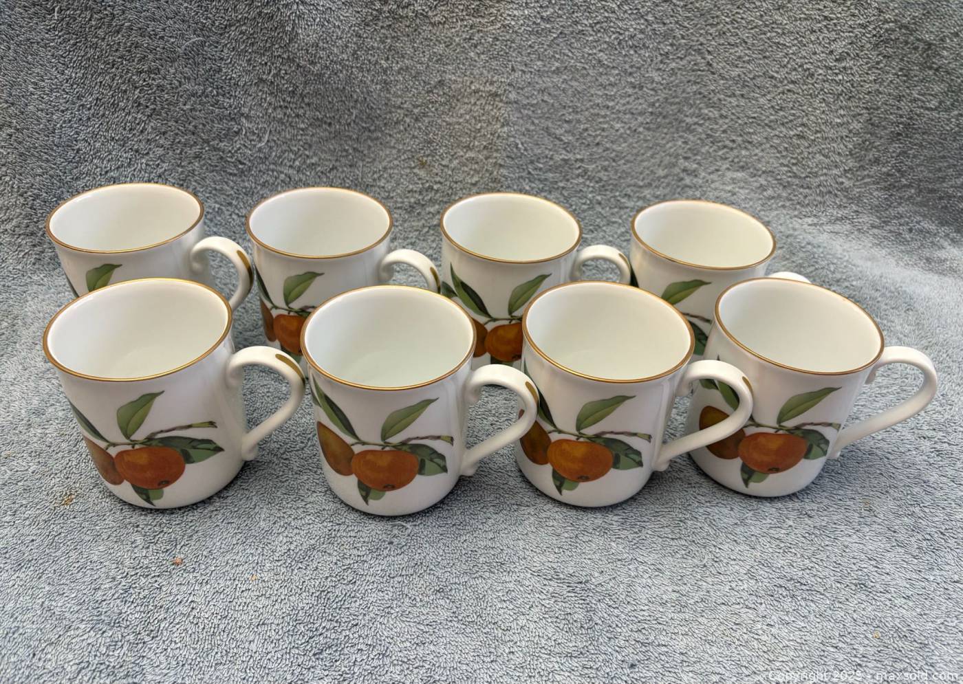 Royal Worcester Evesham 8 porcelain mugs | Maxsold