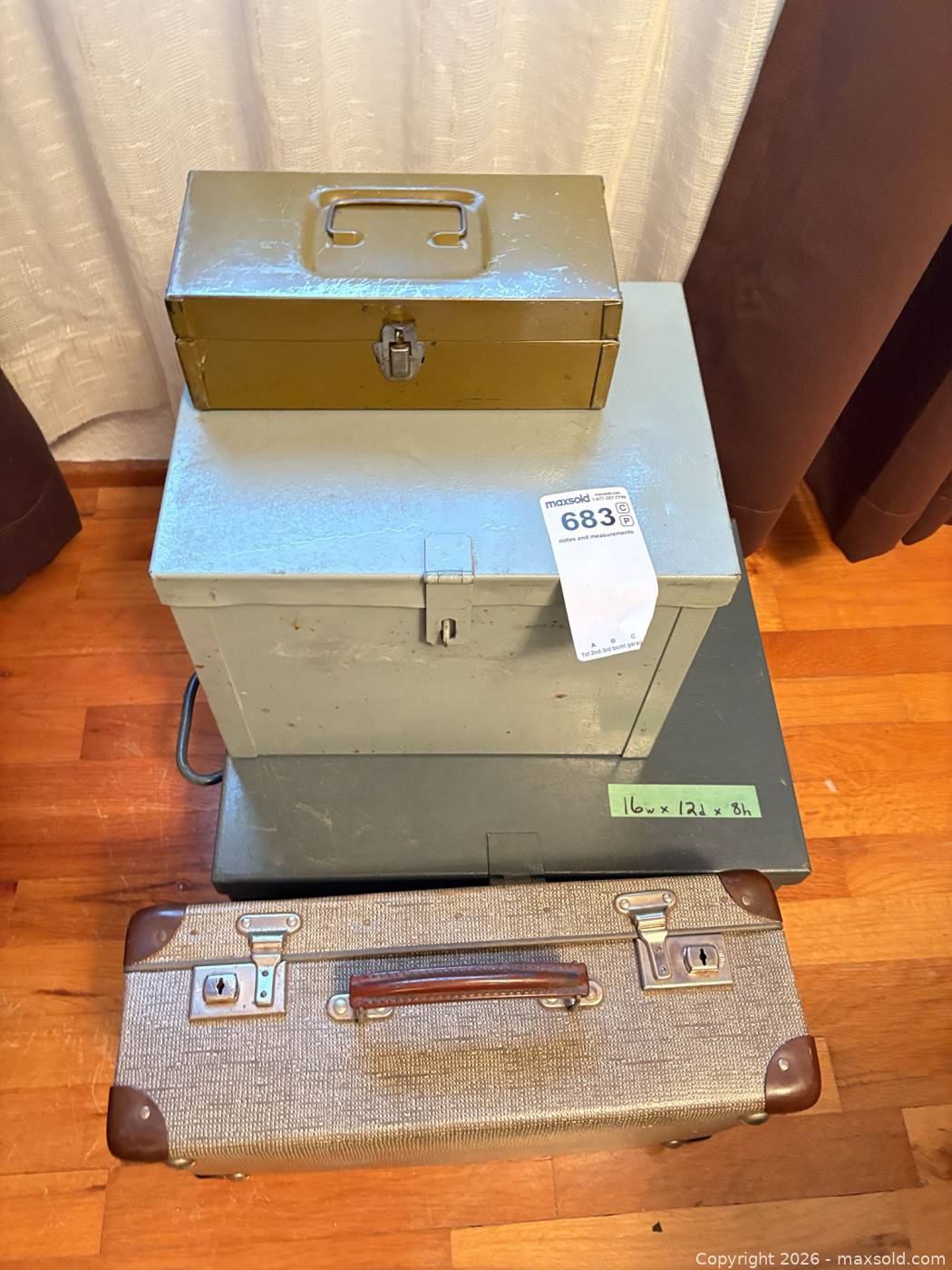 Four storage and transport cases | Maxsold