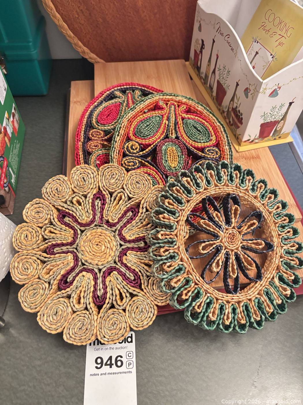 Mixed kitchen gadgets and small appliances lot | Maxsold