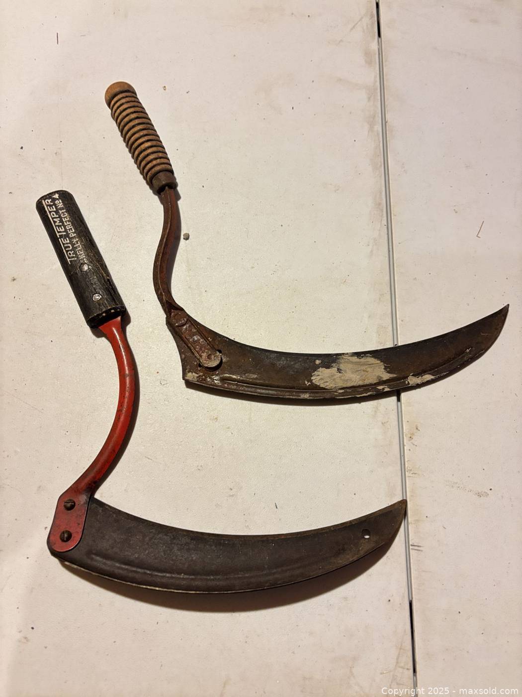 True Temper hand sickles, pair | Maxsold