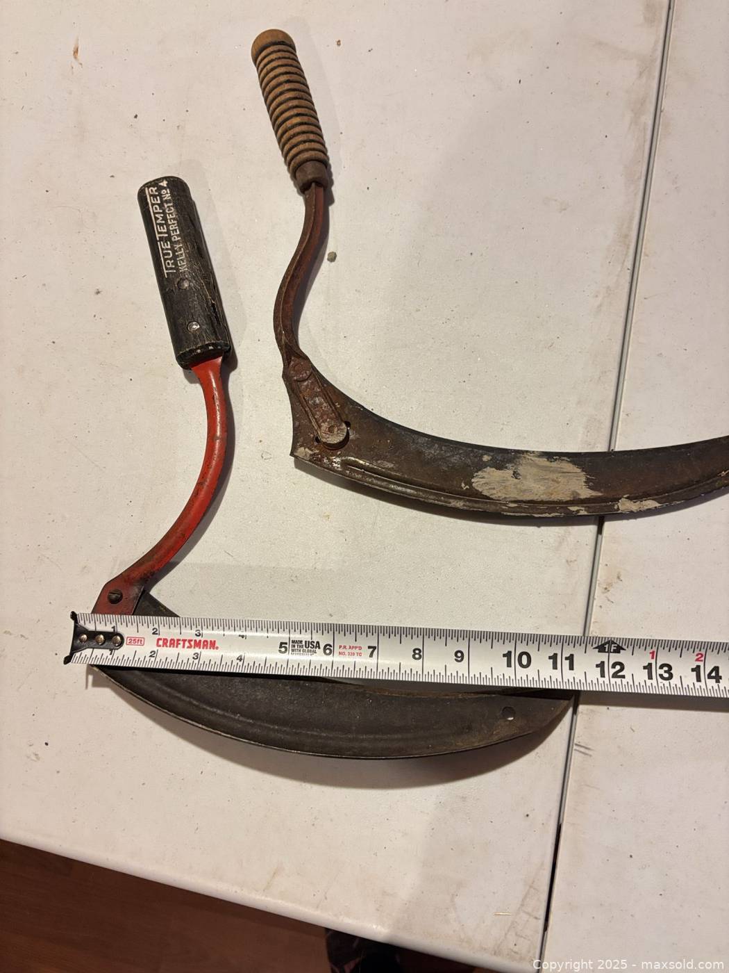 True Temper hand sickles, pair | Maxsold