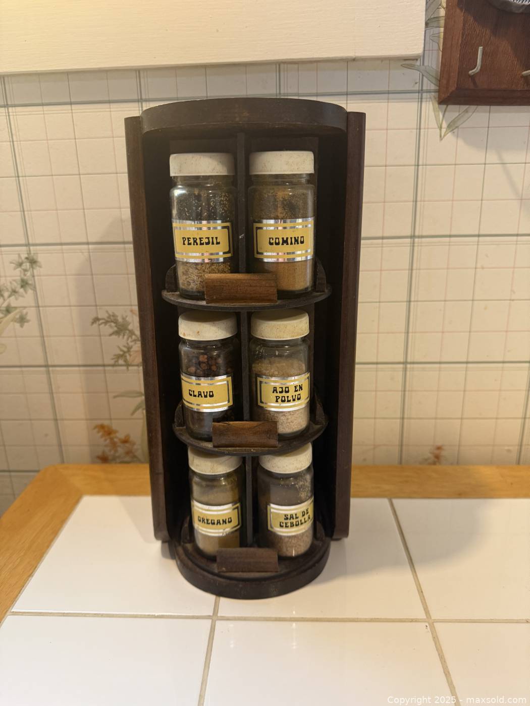Quarter-moon wooden corner spice rack with 6 glass jars | Maxsold