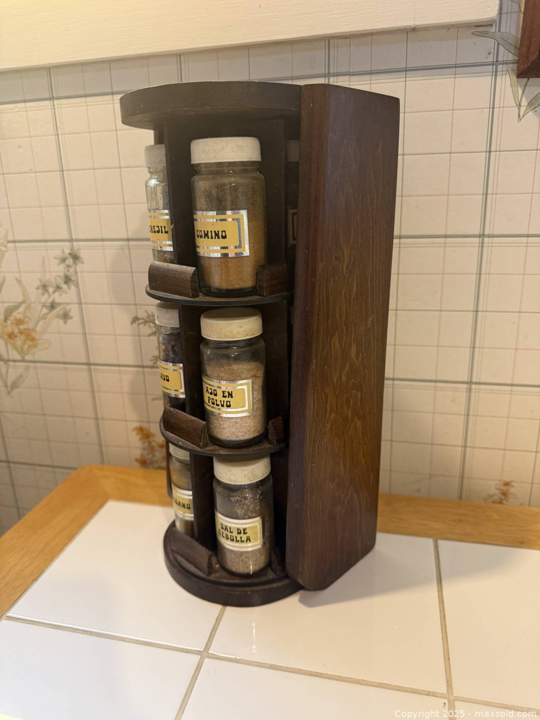 Quarter-moon wooden corner spice rack with 6 glass jars | Maxsold