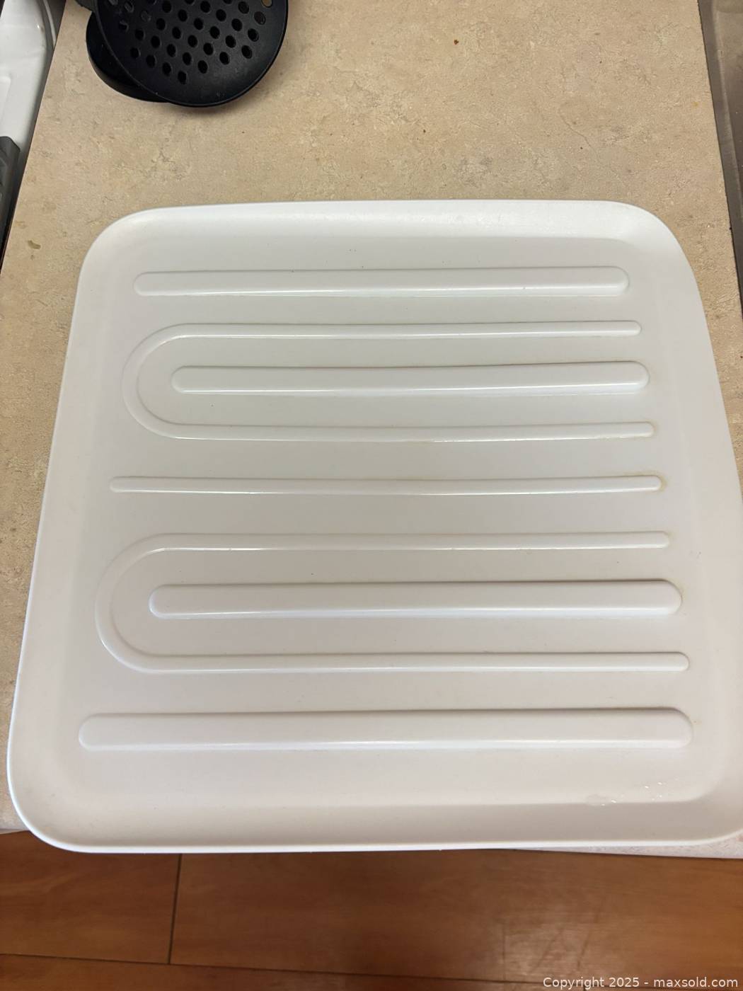 Hamilton Beach white 2-slice toaster, two fish drying racks, utensil ...