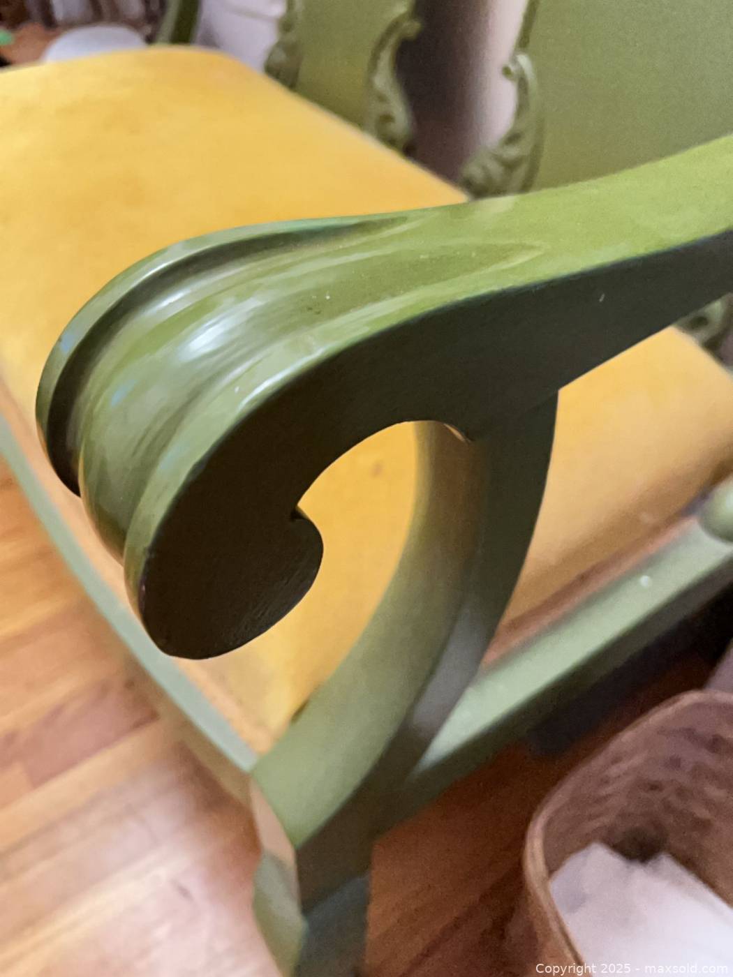 Queen Anne style solid wood bench | Maxsold